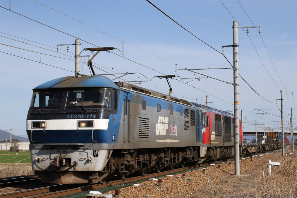 線路際の小さな幸せ: 5085レ EF210-114＋DF200-101 赤熊さんのムド付！ JFEイルカのUM27A、コキ104-5022