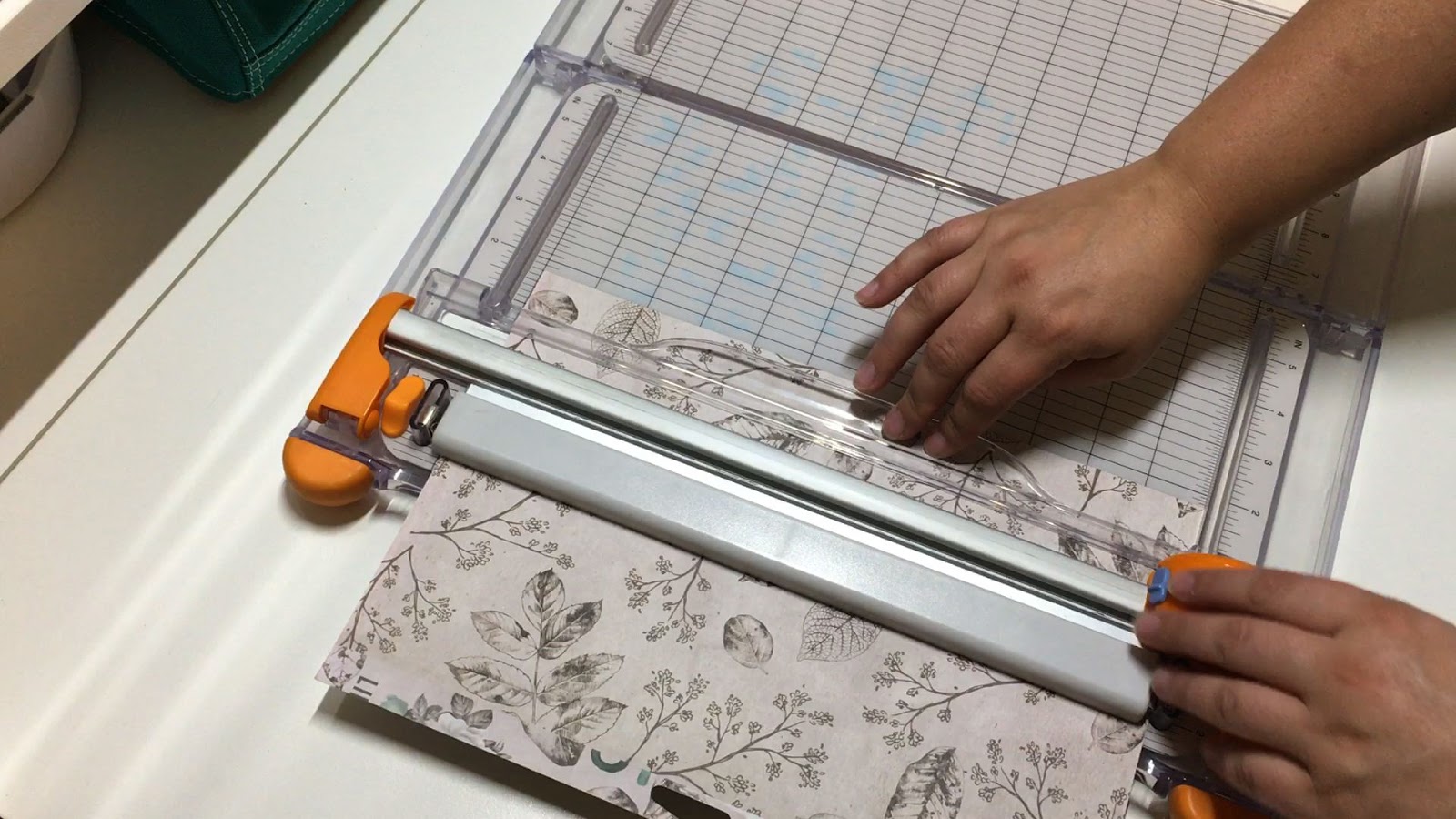 Tutorial: How to Make Pretty Paper Pleats - Alice Scraps Wonderland