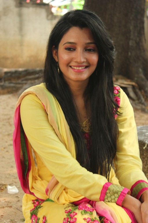 Deepthi Shetty Latest Stills,South Actress Deepthi Shetty in Yellow ...