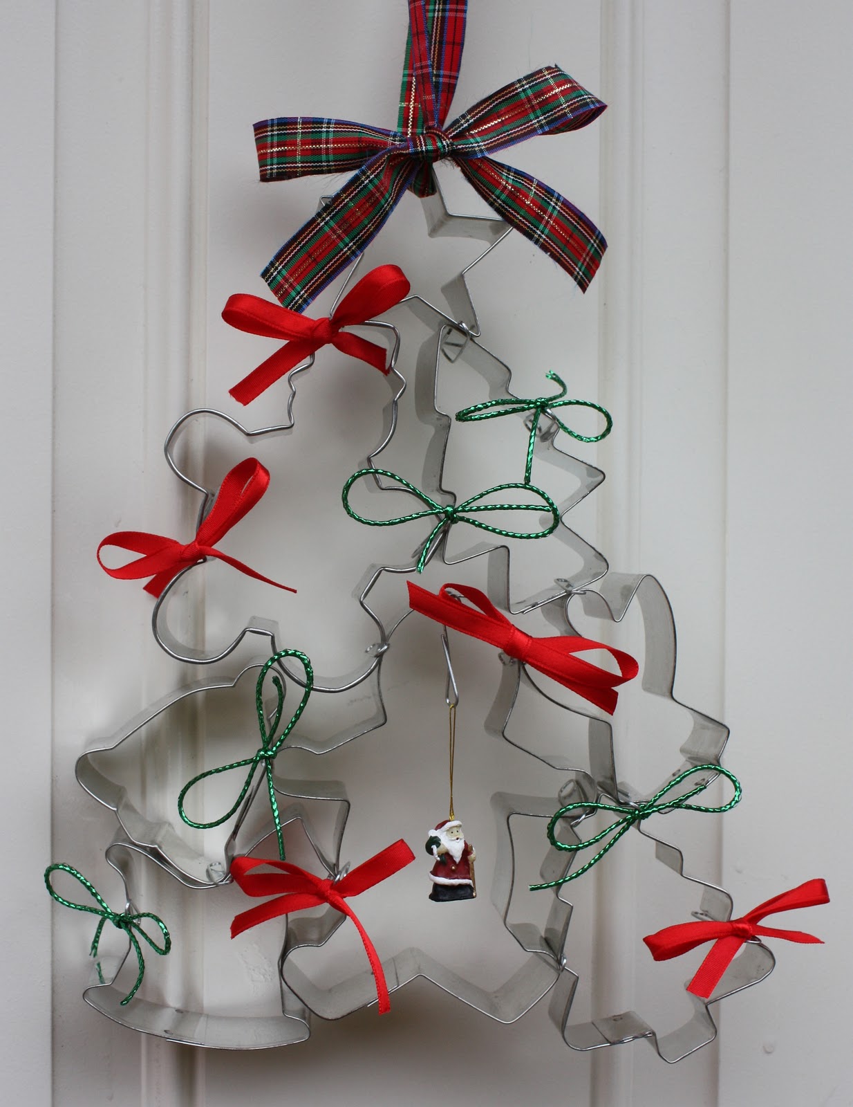 Frugal Frolic: DIY: Cookie Cutter Holiday Tree