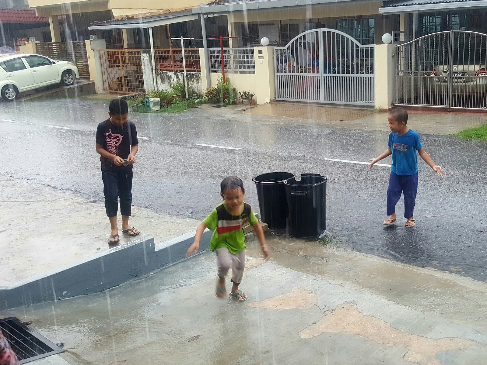 azharjaafar313: Terapi Mandi Hujan