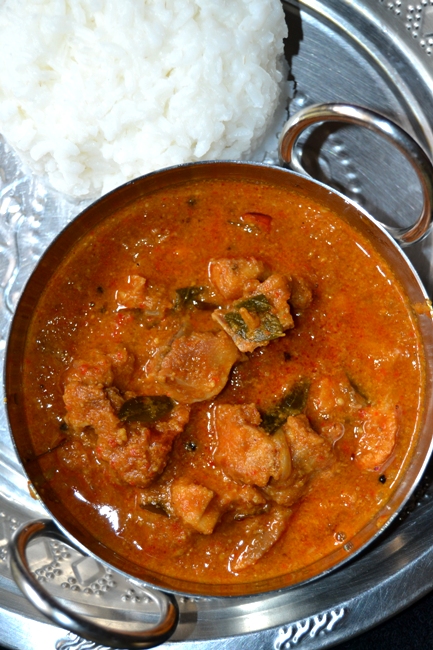 Vaniensamayalarai: Nellai Kozhi Kuzhambu / Village Style Chicken Kuzhambu