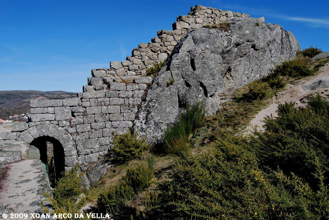 XOAN ARCO DA VELLA: CASTILLO DE CASTRO LABOREIRO