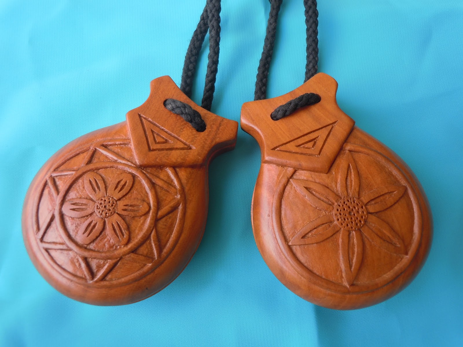 Nuno Russel - Instrumentos Musicais: Castanholas