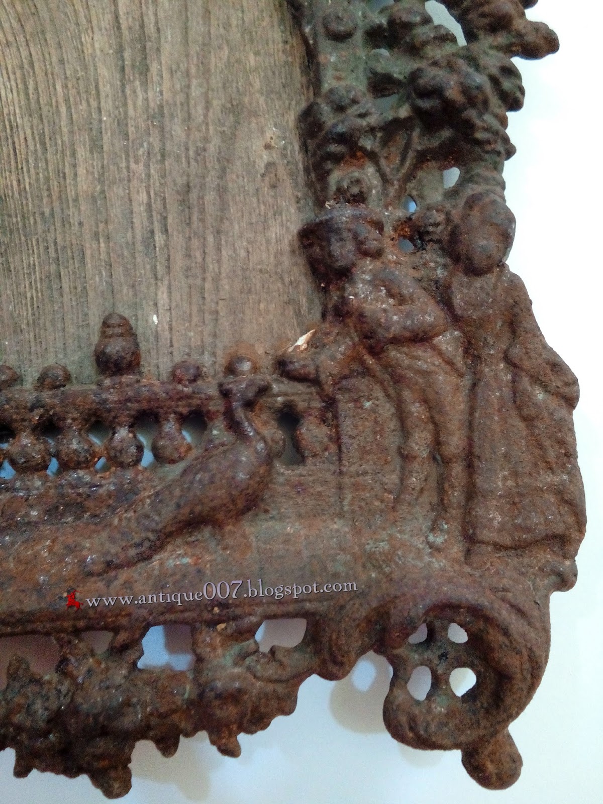 ANTIQUE: BINGKAI FOTO ANTIK - PENINGGALAN ERA BELANDA ( BAHAN BESI )