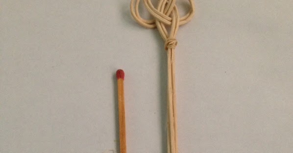https/drorasminimundo.blogspot.com: A miniature carpet beater tutorial.