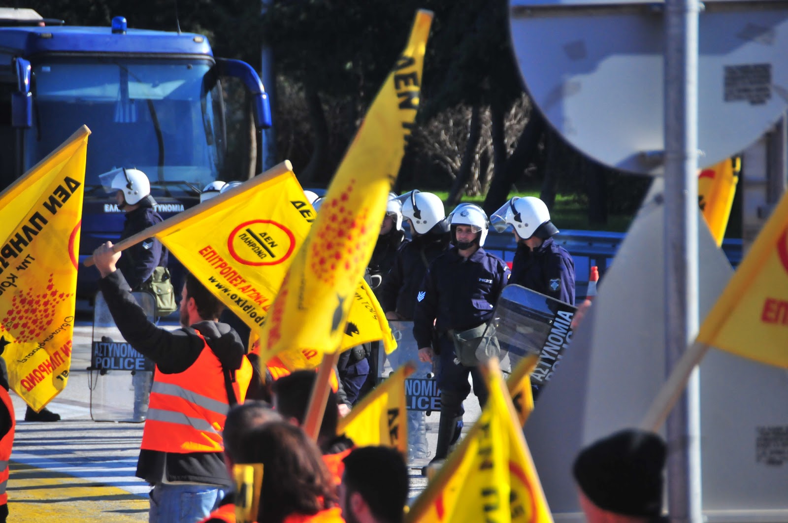 KINHMATA ΑΠΟ ΤΑ ΚΑΤΩ: Γιατί δεν εξεγείρονται οι άνθρωποι; Γιώργος Ρούσης