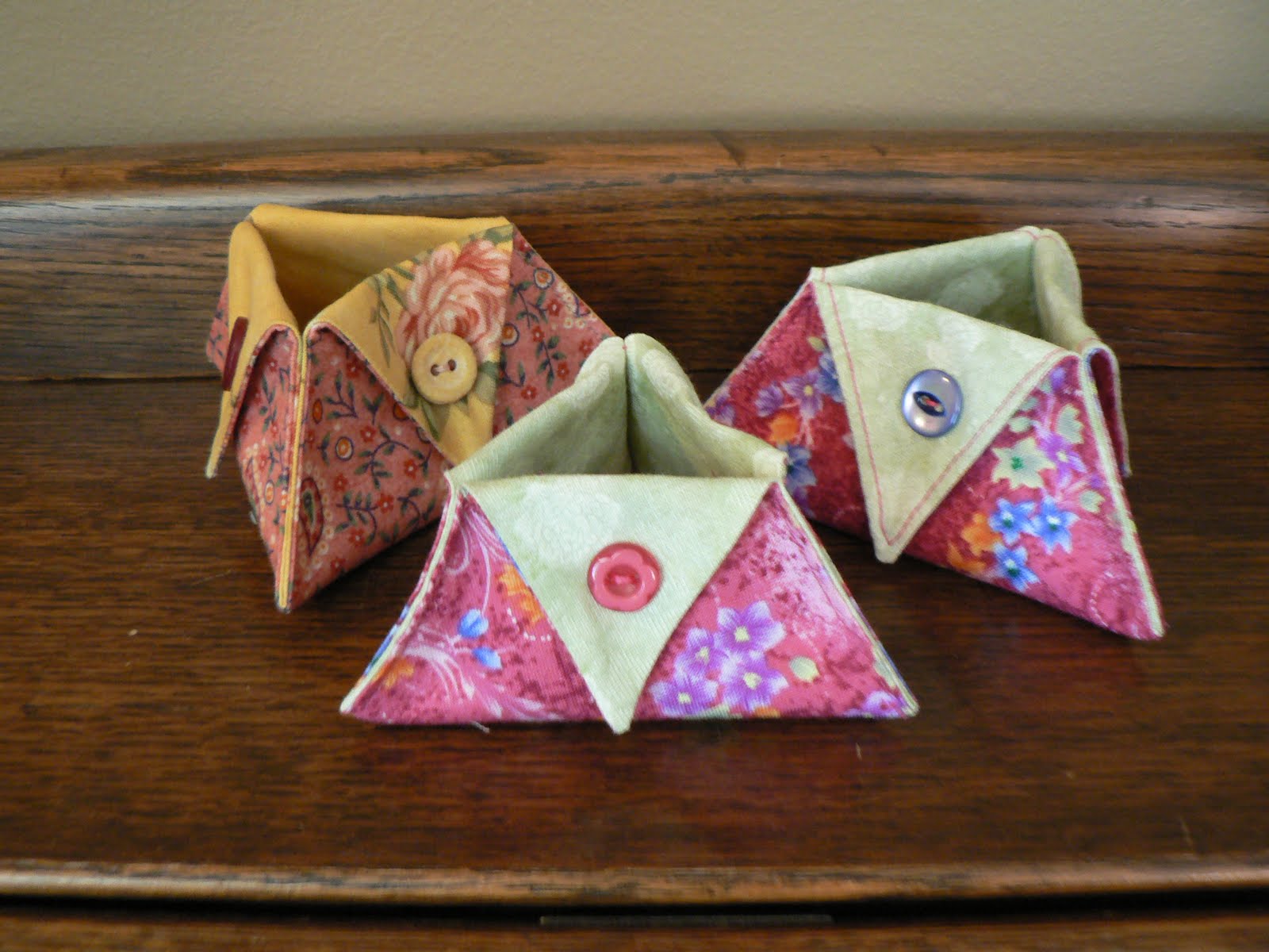 NEEDLING THINGS: Coming Soon - Triangular Thread Catchers