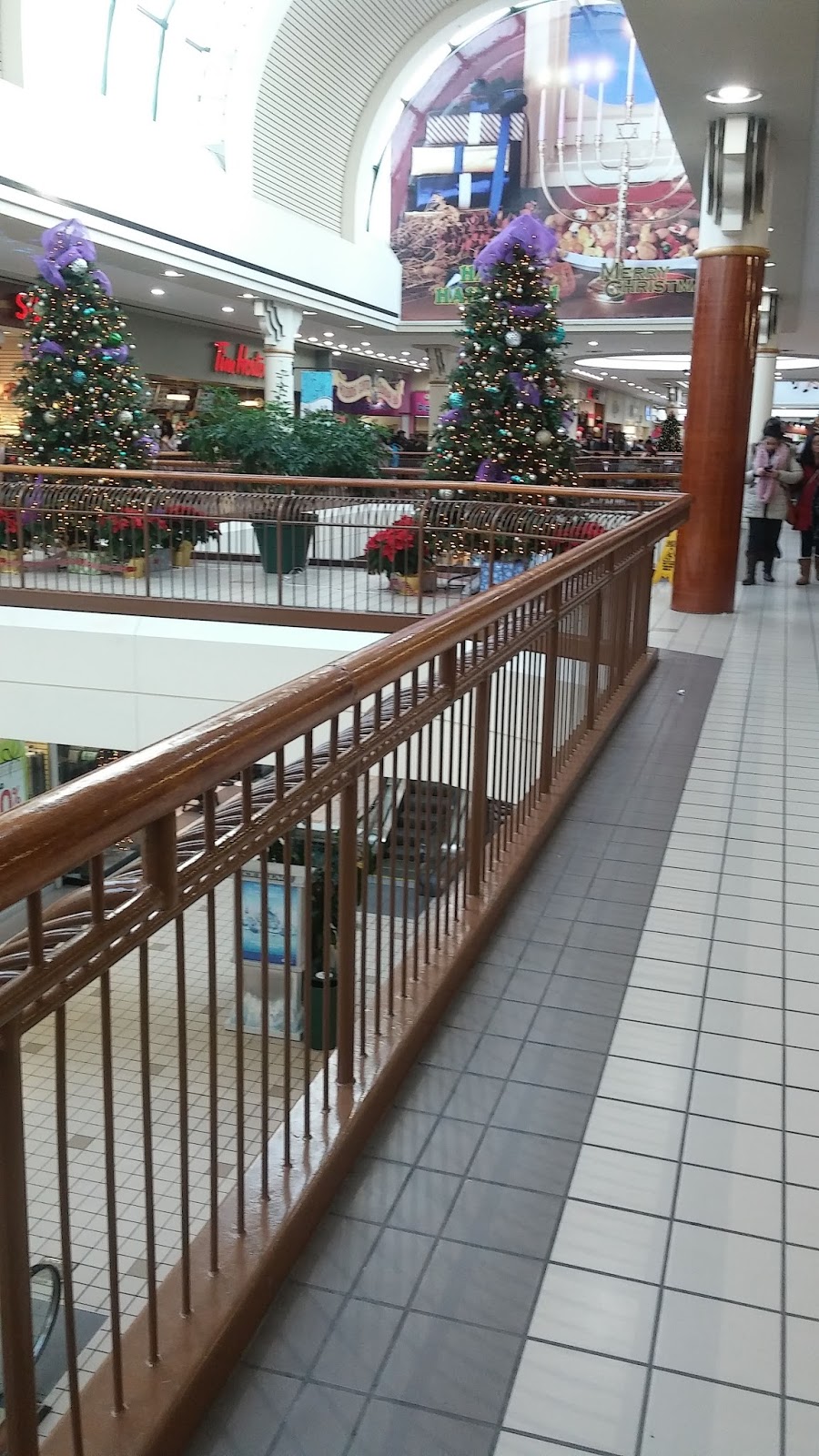 ZANZIBAR NI KWETU: WOODBINE MALL YA TORONTO YANG'ARA KWAAJILI YA MWAKA ...