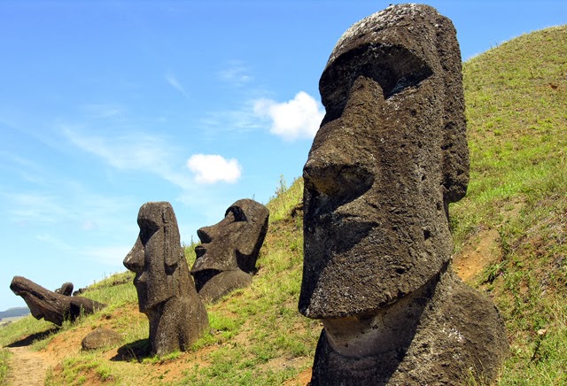 OffTheTracks: Polynesia - Easter Island - Big heads looking to the sky ...