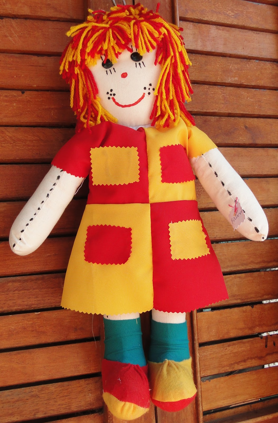 FAÇA UMA CRIANÇA FELIZ, DÊ DE PRESENTE UMA BONECA DE PANO.: BONECA EMILIA