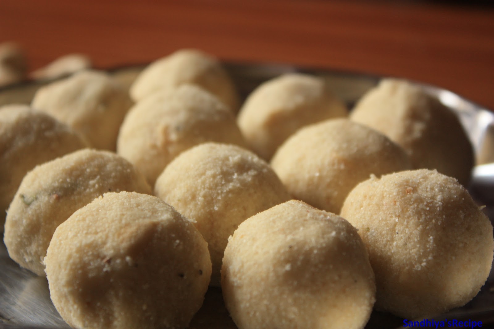 Sandhiya's Cookbook: Rava Ladoo/Laddu