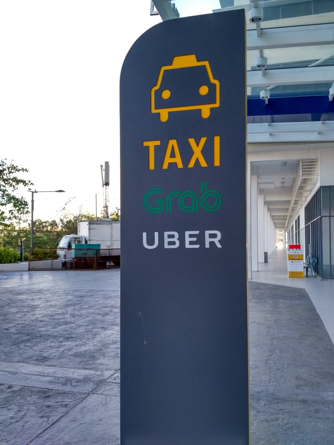 Da:Mén USJ 1 大門: Taxi with Grab and Uber sign spotted