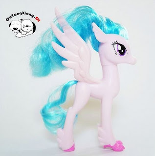 Equestria Daily - MLP Stuff!: Silverstream Brushable Figure Appears ...