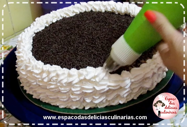 Confeitando bolo com chantilly, passo a passo em vídeo - Espaço das ...