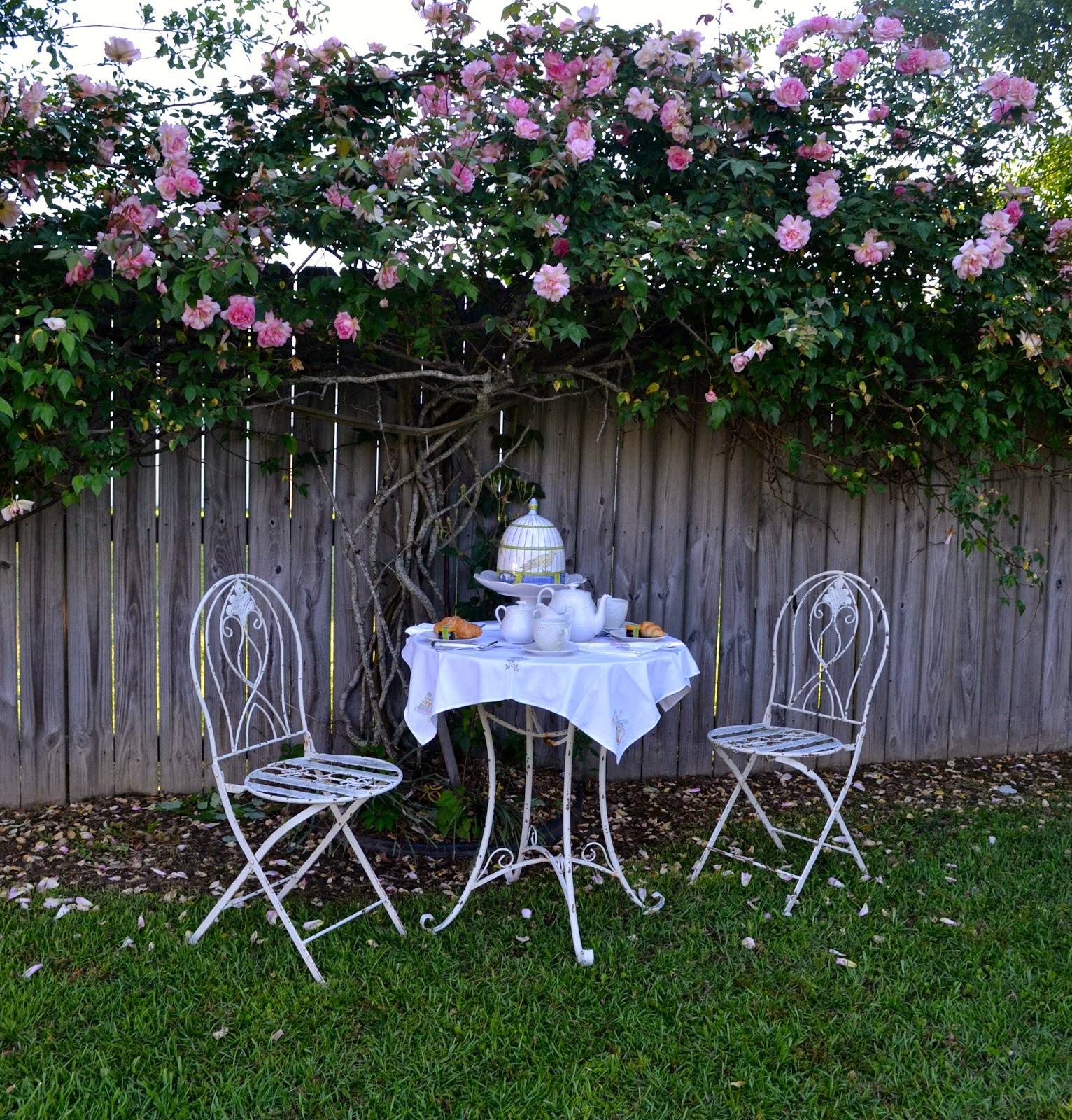 THE FRENCH HUTCH: TEA TIME TABLE FOR TWO