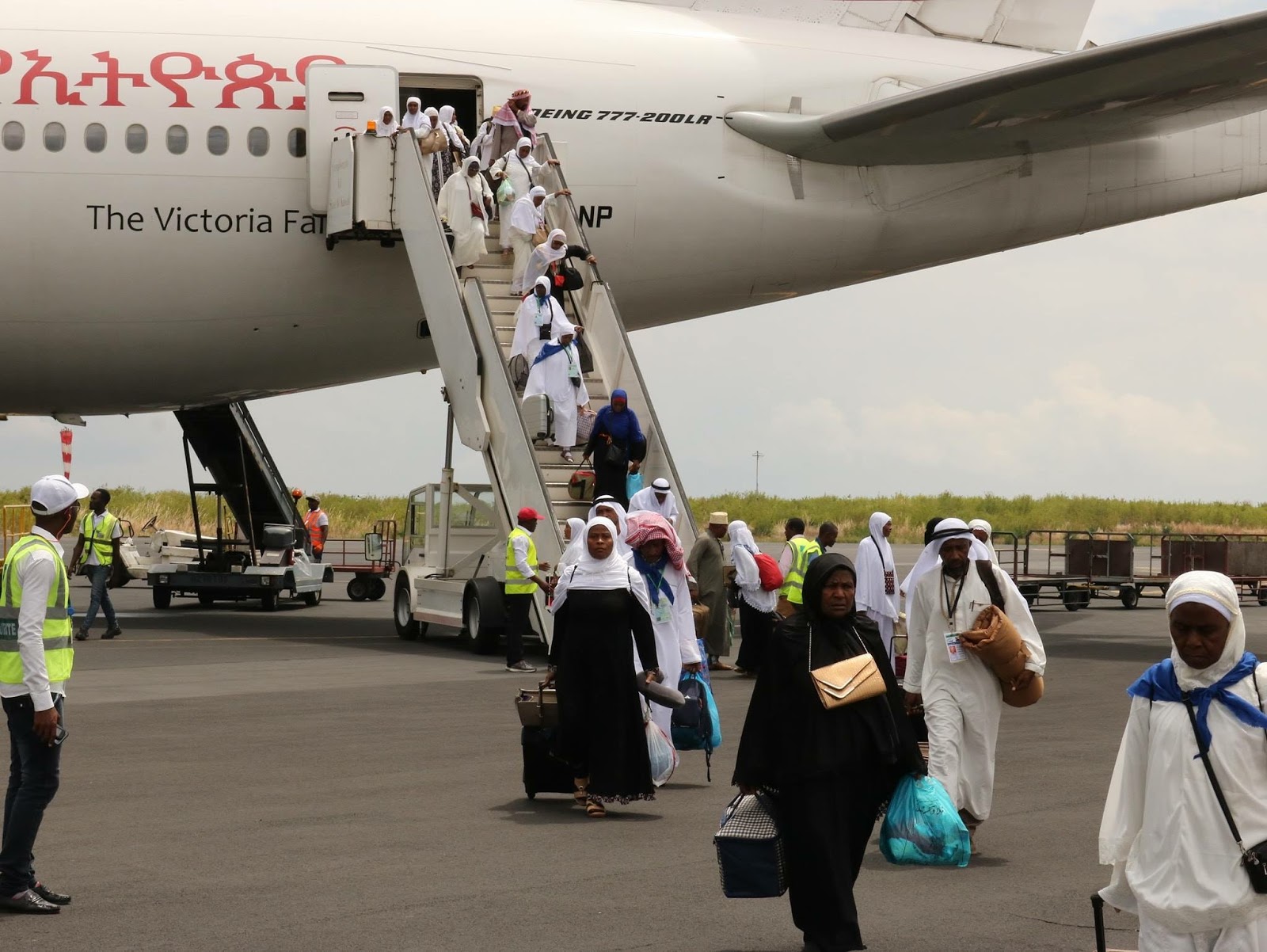 Le premier vol retour des 313 pèlerins a atterri à l’aéroport Prince ...