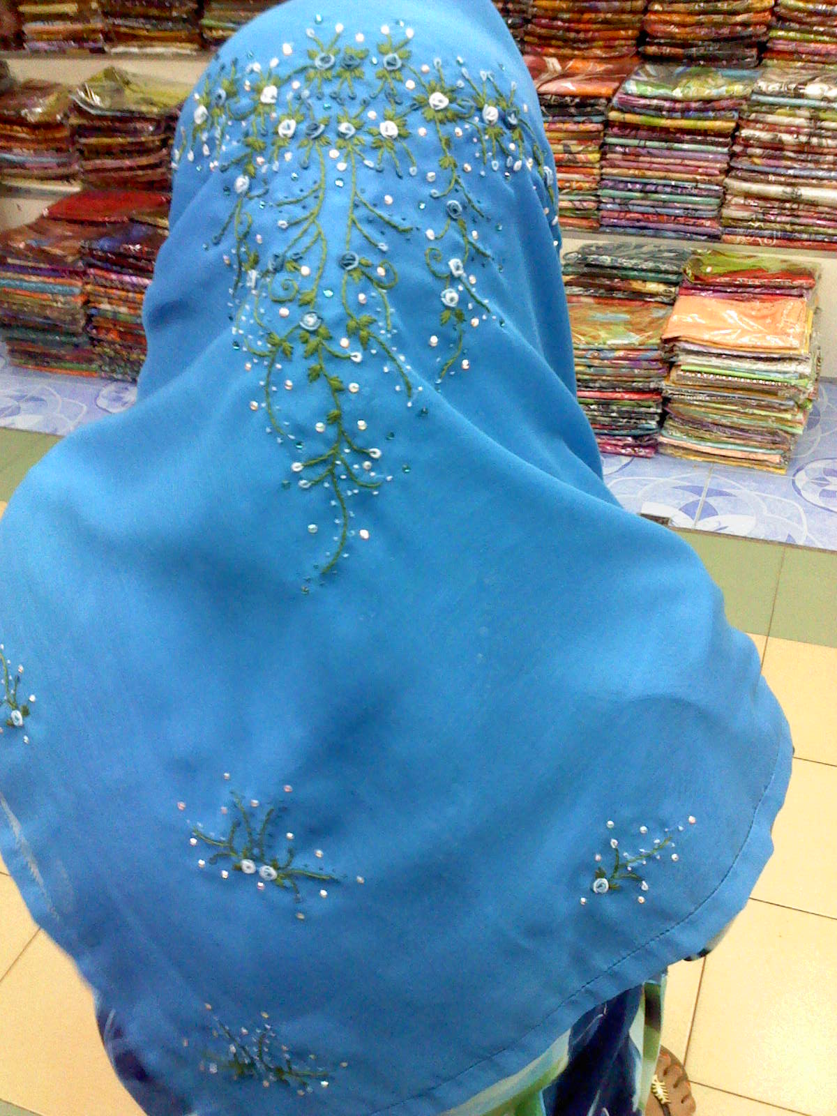 Batik Sutera & Tudung Bawal: Taman Bunga di Kepala ku