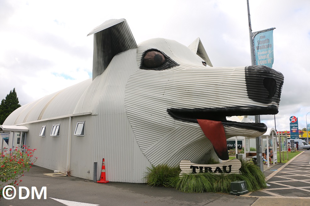 Vivre Auckland: Le village de Tirau - Capitale de l'art de la tôle ondulée