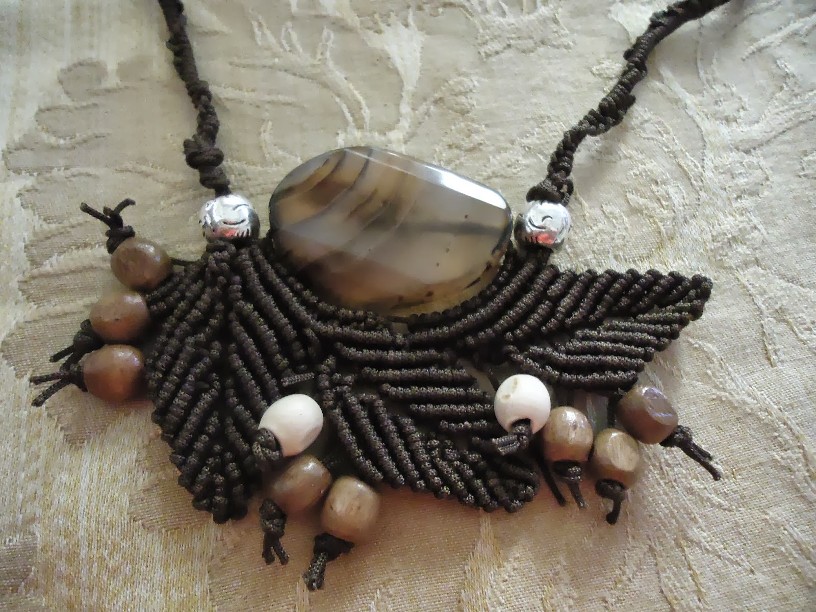 Il giardino creativo: TUTORIAL COLLANA A MACRAME'