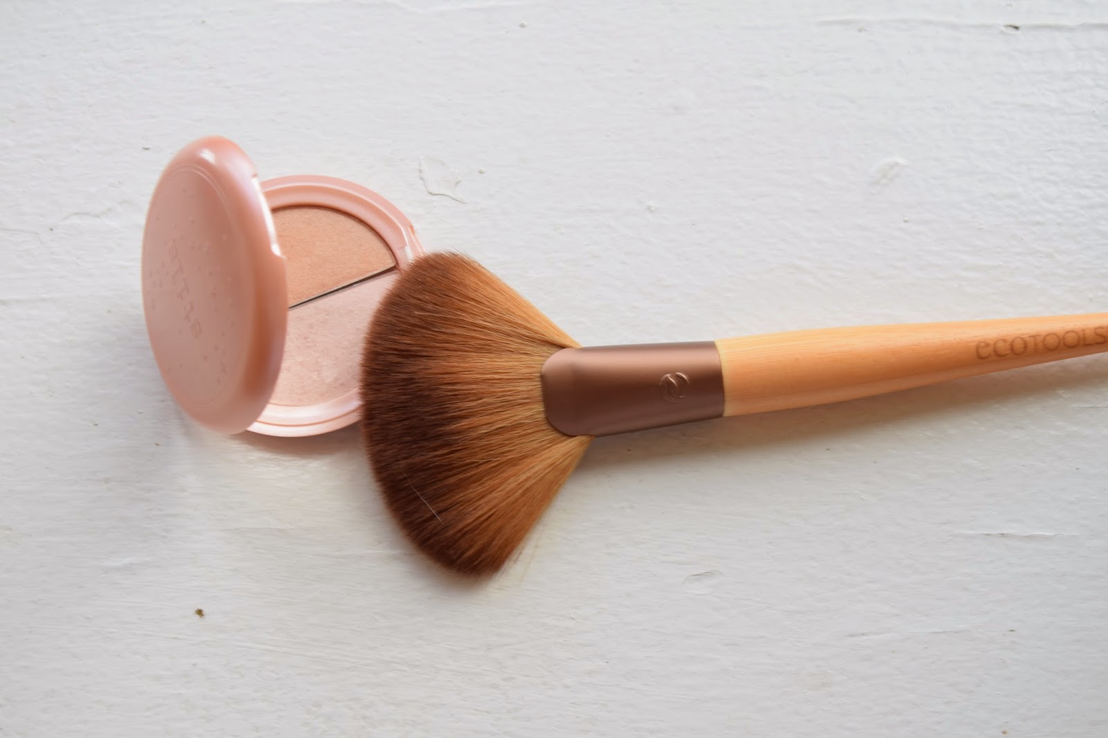 Newfound Beauty Blog: My Favorite Highlighter Brush