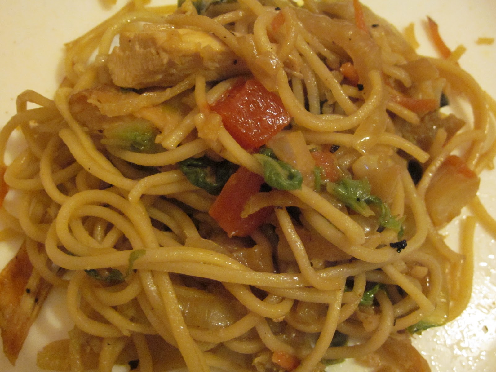 Groselha Vermelha: Massa Chinesa com Frango e Legumes