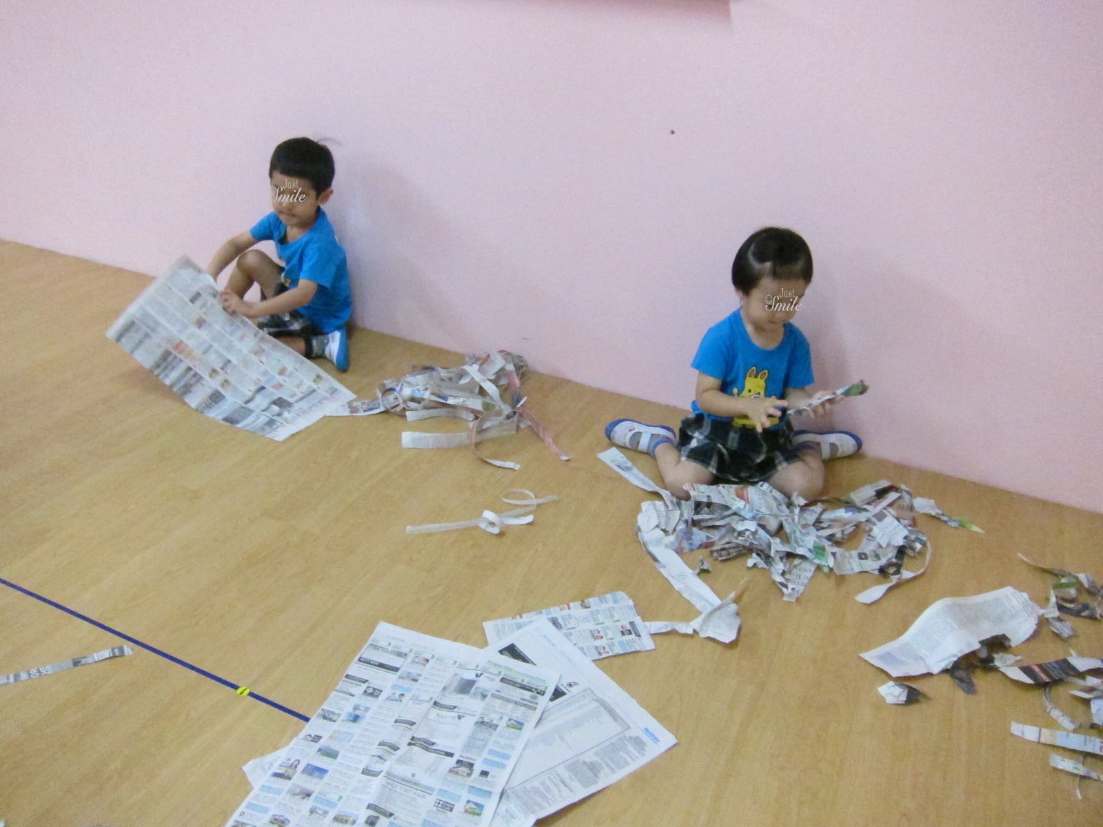 シンガポールの幼稚園 ☆KiZroo Kindergarten☆: Newspaper tearing game