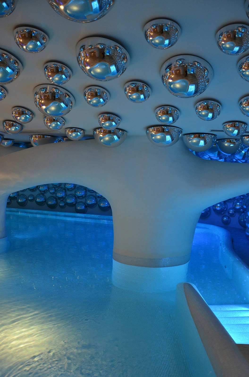 Inside is beautiful: Milano, psychedelic pool
