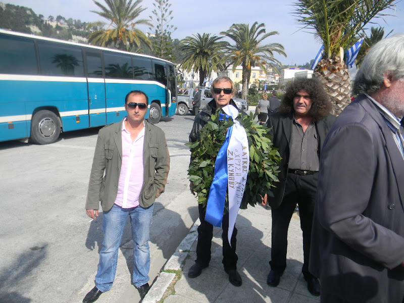 ZantePolClub: ΖΑΚΥΝΘΟΣ:ΚΑΤΑΘΕΣΗ ΣΤΕΦΑΝΩΝ ΕΠΙΣΗΜΩΝ ΣΤΟ ΜΝΗΜΕΙΟ ΗΡΩΩΝ ΦΩΤΟ