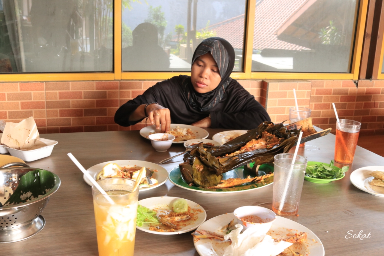 Lesehan di Resto Ikan Bakar Bambu Haur