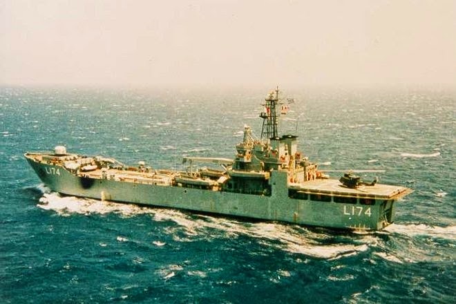ΟΤΑΝ ΤΑ ΠΑΝΤΑ ΓΙΝΟΝΤΑΙ ΜΠΟΥΡΔΕΛΟ ΕΡΧΕΤΑΙ Ο ΣΤΡΑΤΟΣ ΚΑΙ ΚΑΘΑΡΙΖΕΙ... ΤΟ ...