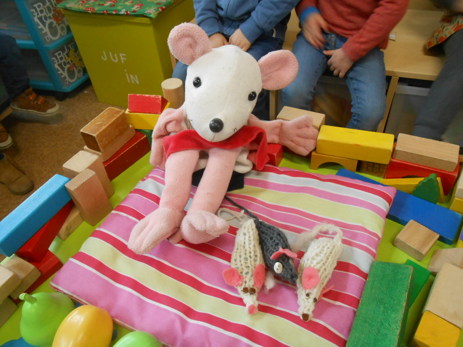 CEZARENKLAS eerste kleuter A: Wat een verrassing: Nellie muis kreeg ...