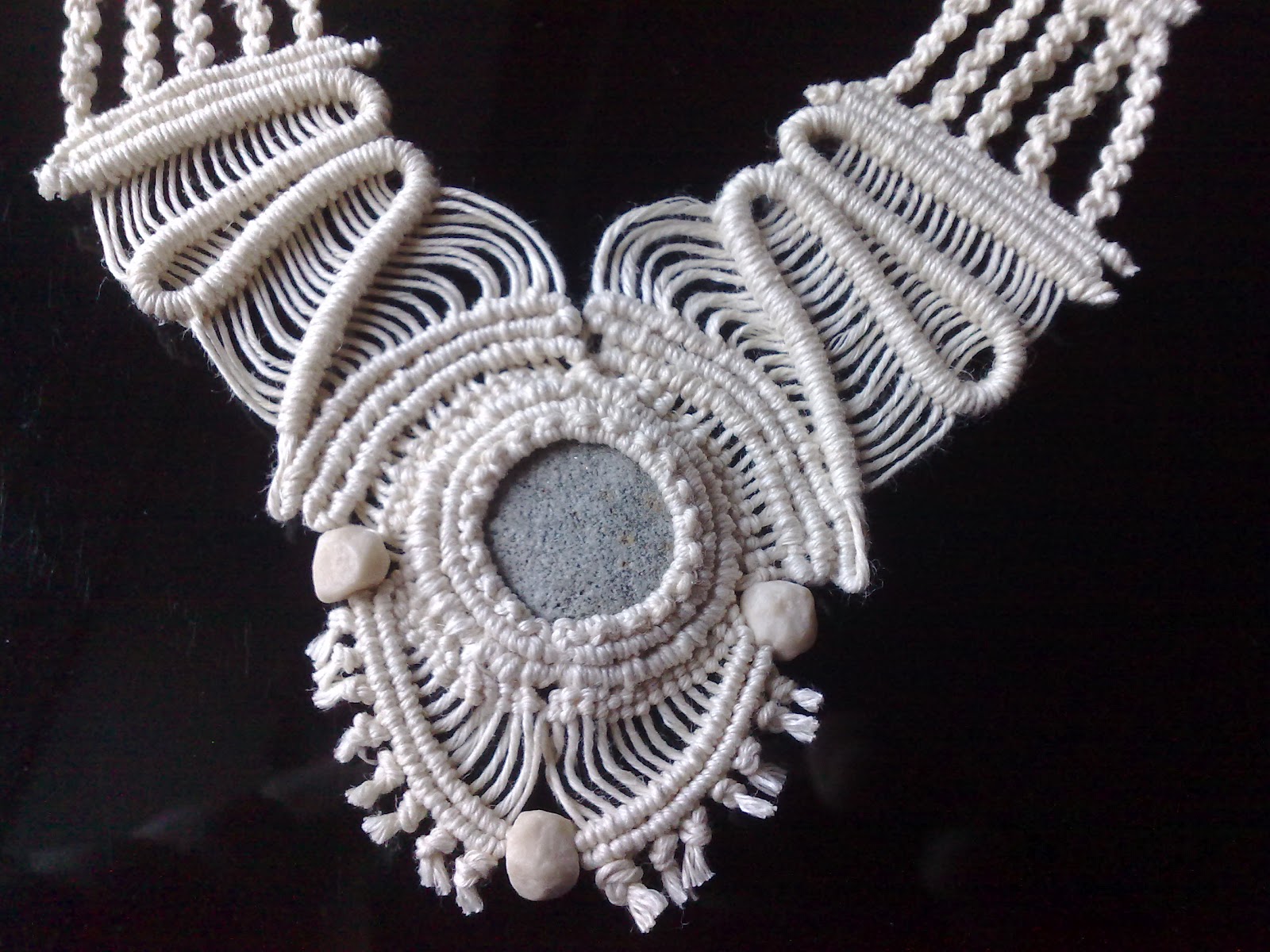 6rb - intrecci di perle e nodi: collane macramè e cabochon