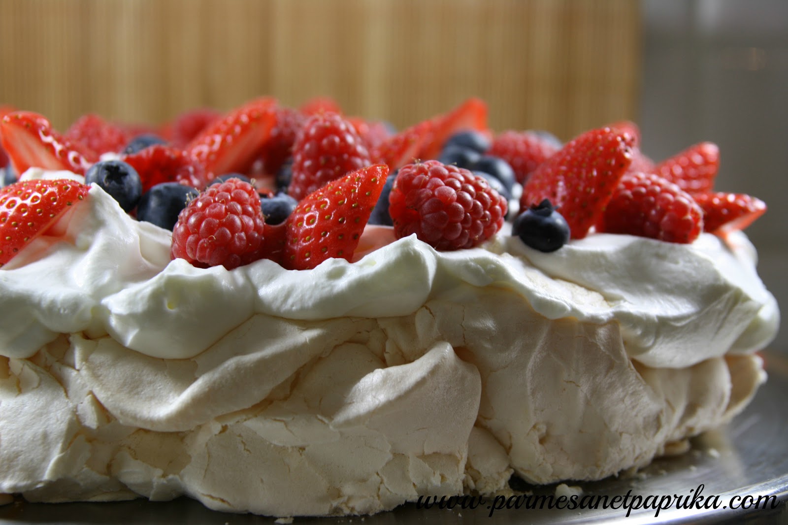Parmesan et Paprika: Pavlova aux Fruits Rouges de Nigella