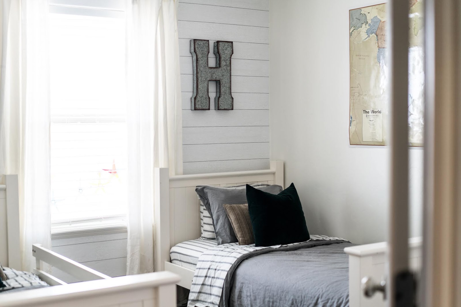 do it yourself divas: DIY Hang Vinyl Shiplap Wallpaper