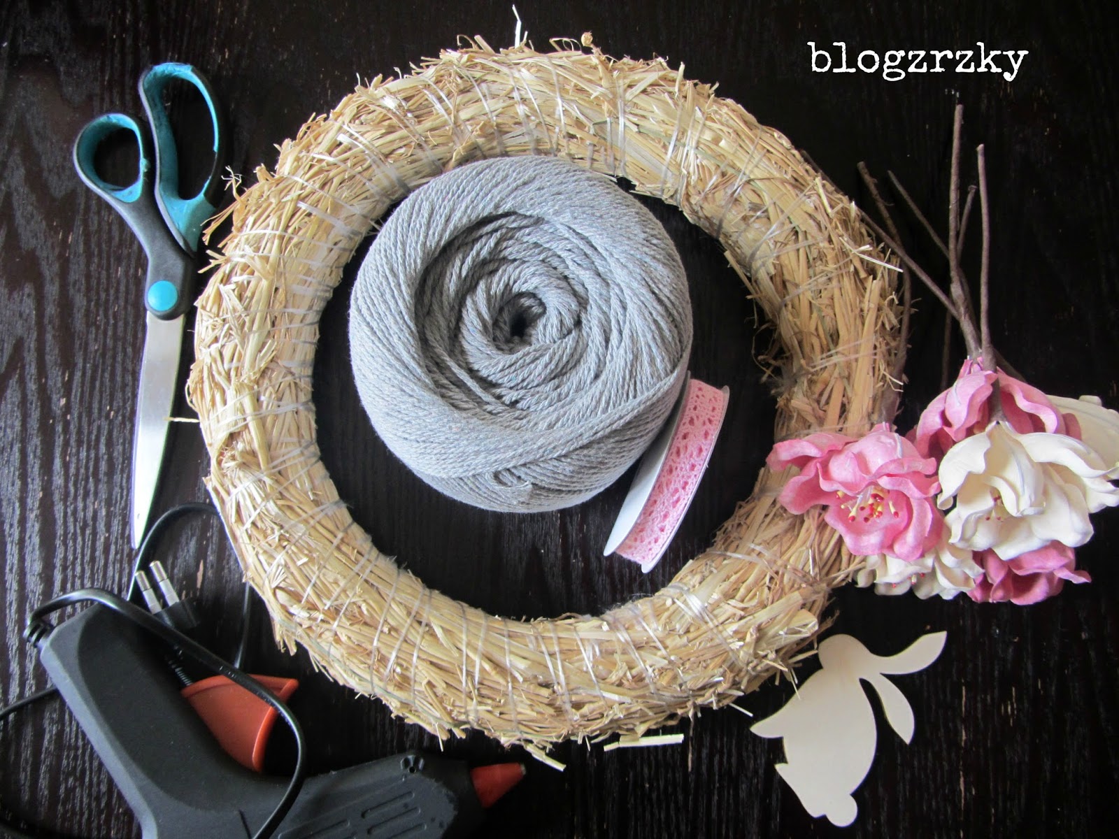 Blog Zrzky: DIY / Něžný jarní věnec na dveře