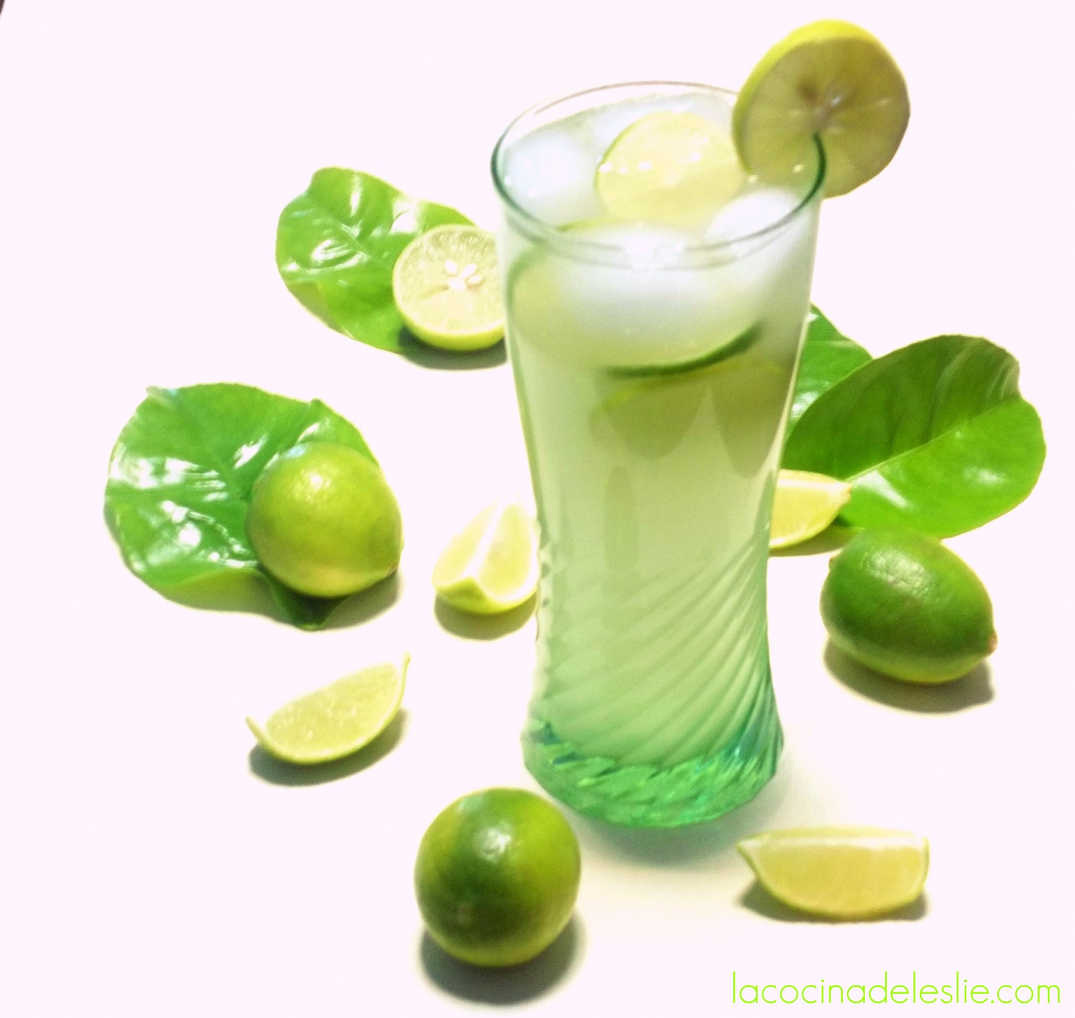 Easy Agua de Limón {Limeade} - La Cocina de Leslie