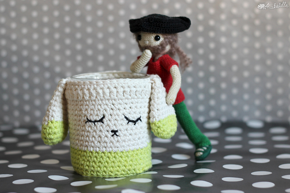 Maillalenvers: Cache-pot d'lapin (la maîtresse en maillot de bain !)