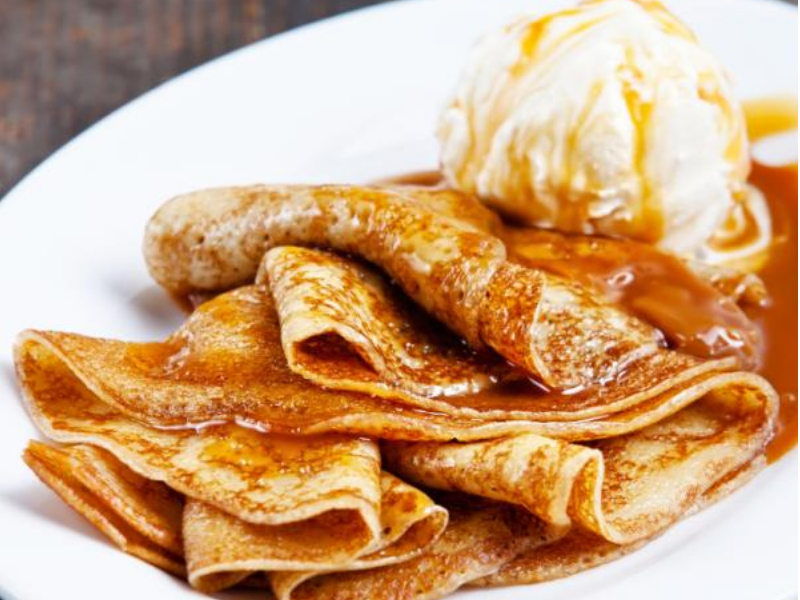 Re Postre: Panqueques con manjar y helado.