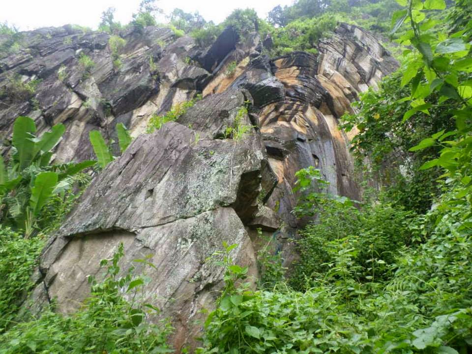 BATU LAWANG OBJEK WISATA TERSEMBUNYI YANG INDAH DAN EKSOTIS DI DESA ...