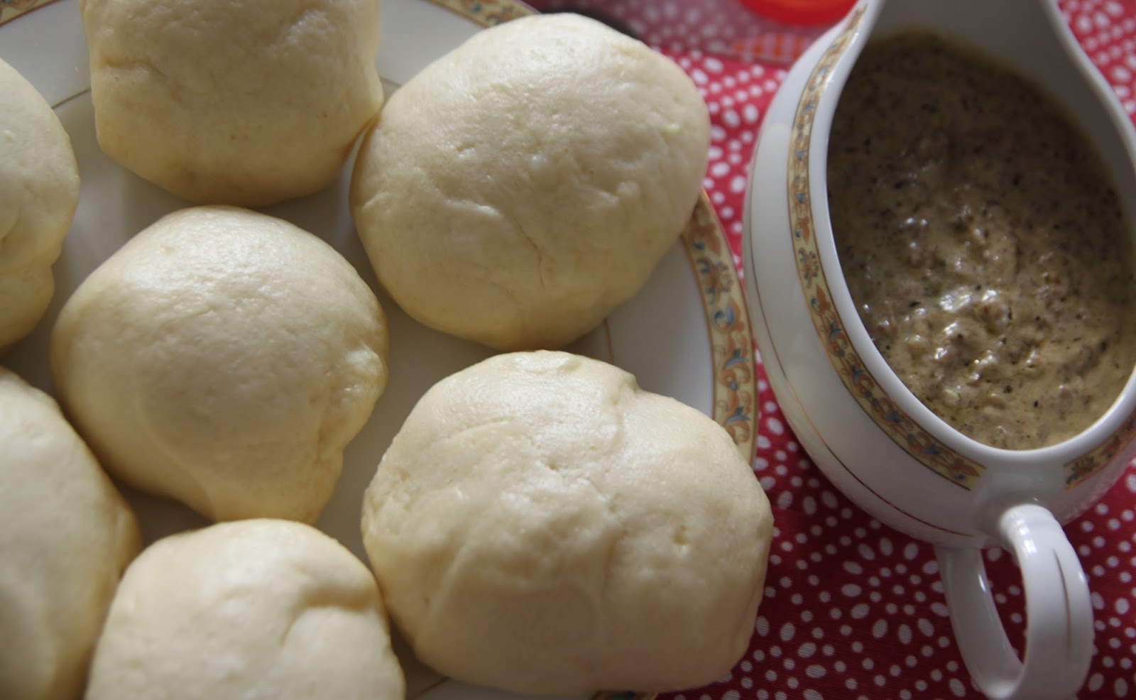 Pampuchy czyli kluski na parze z sosem pieczarkowym – Słodko-wytrawnie