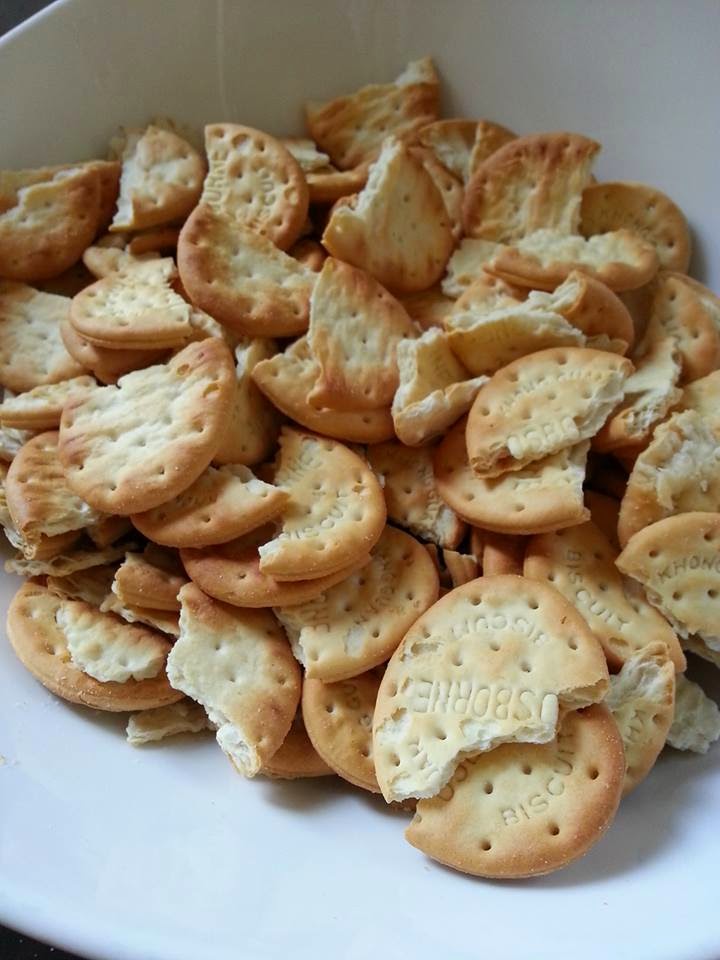 Yan's Family, Frens, Travel, And Food Journal: Biskut Mayat Goreng