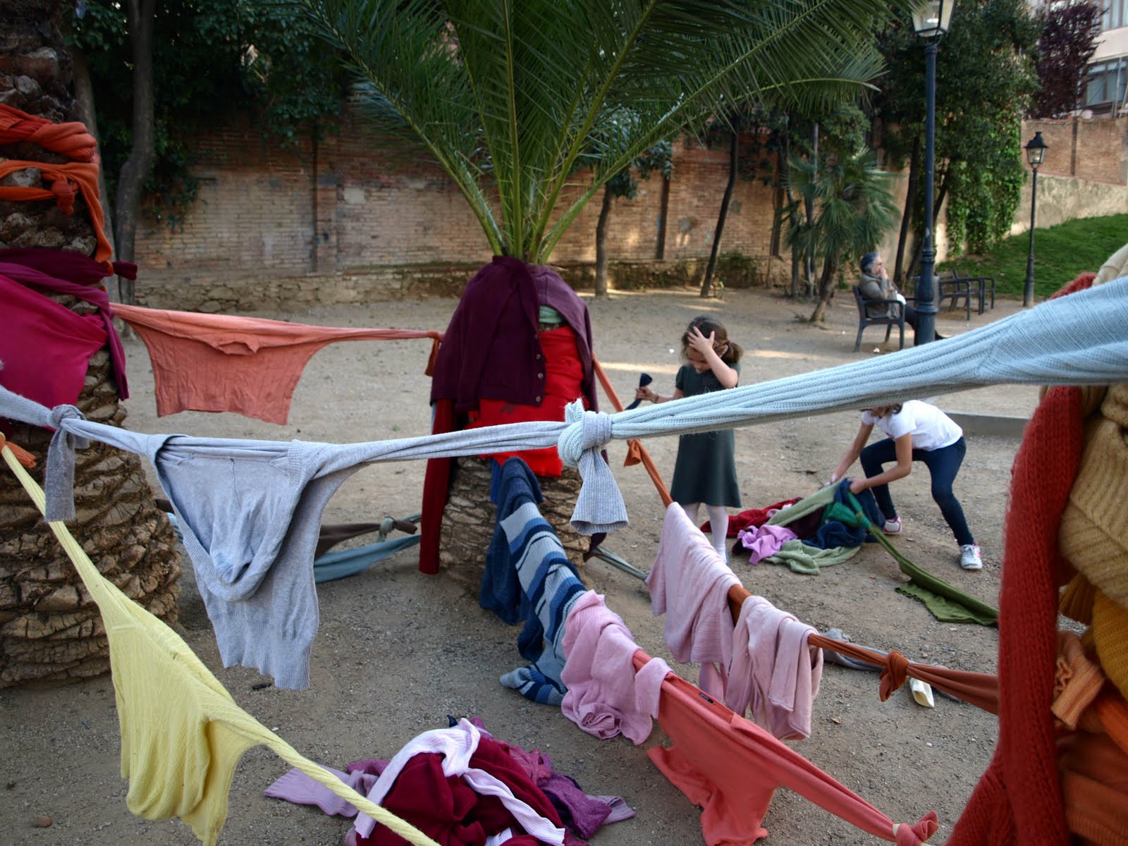 TEXTILKONTAK, instalaciones con ropa reciclada