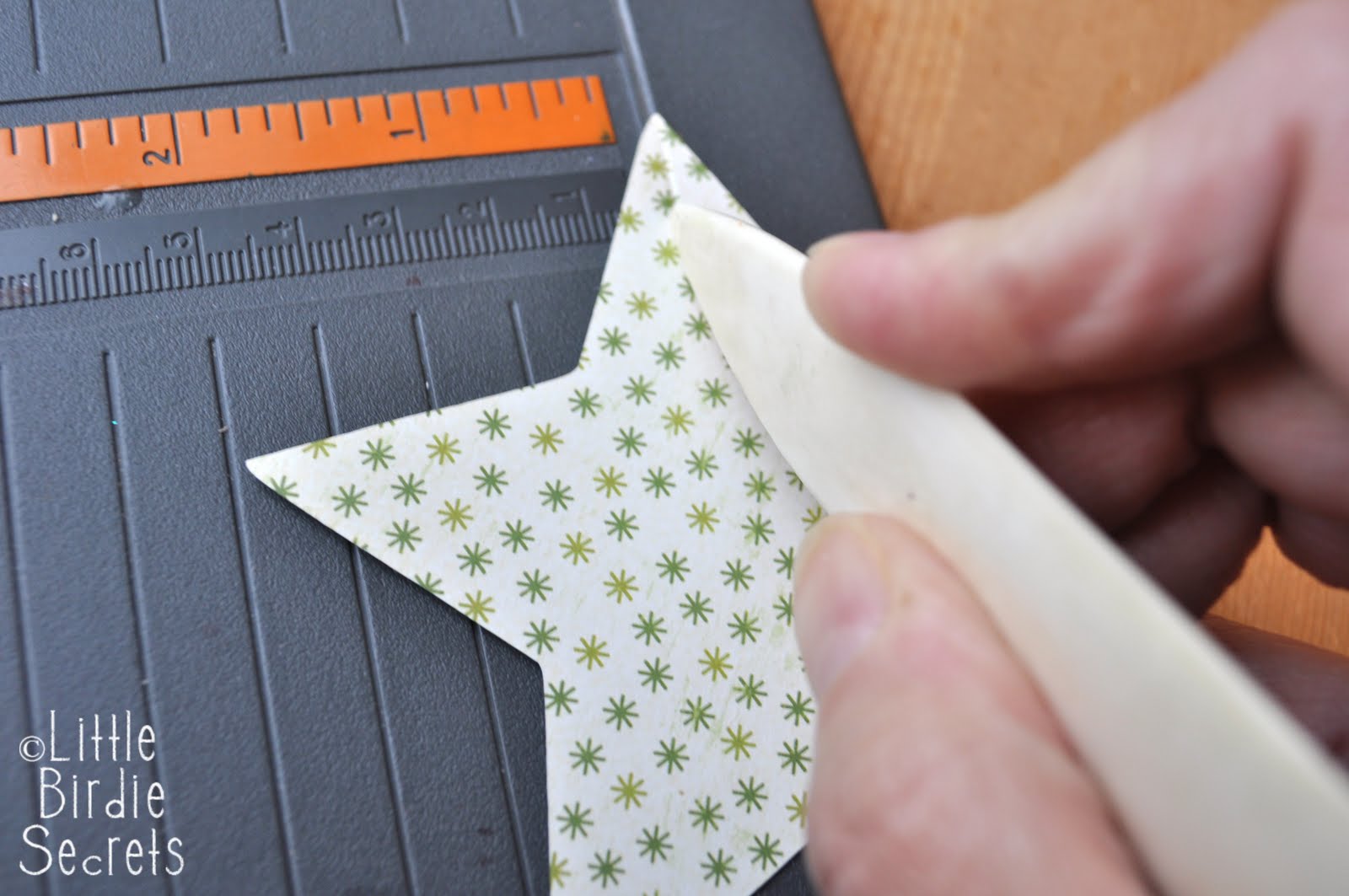 How to Recycle: 3D Paper Star Wreath Tutorial