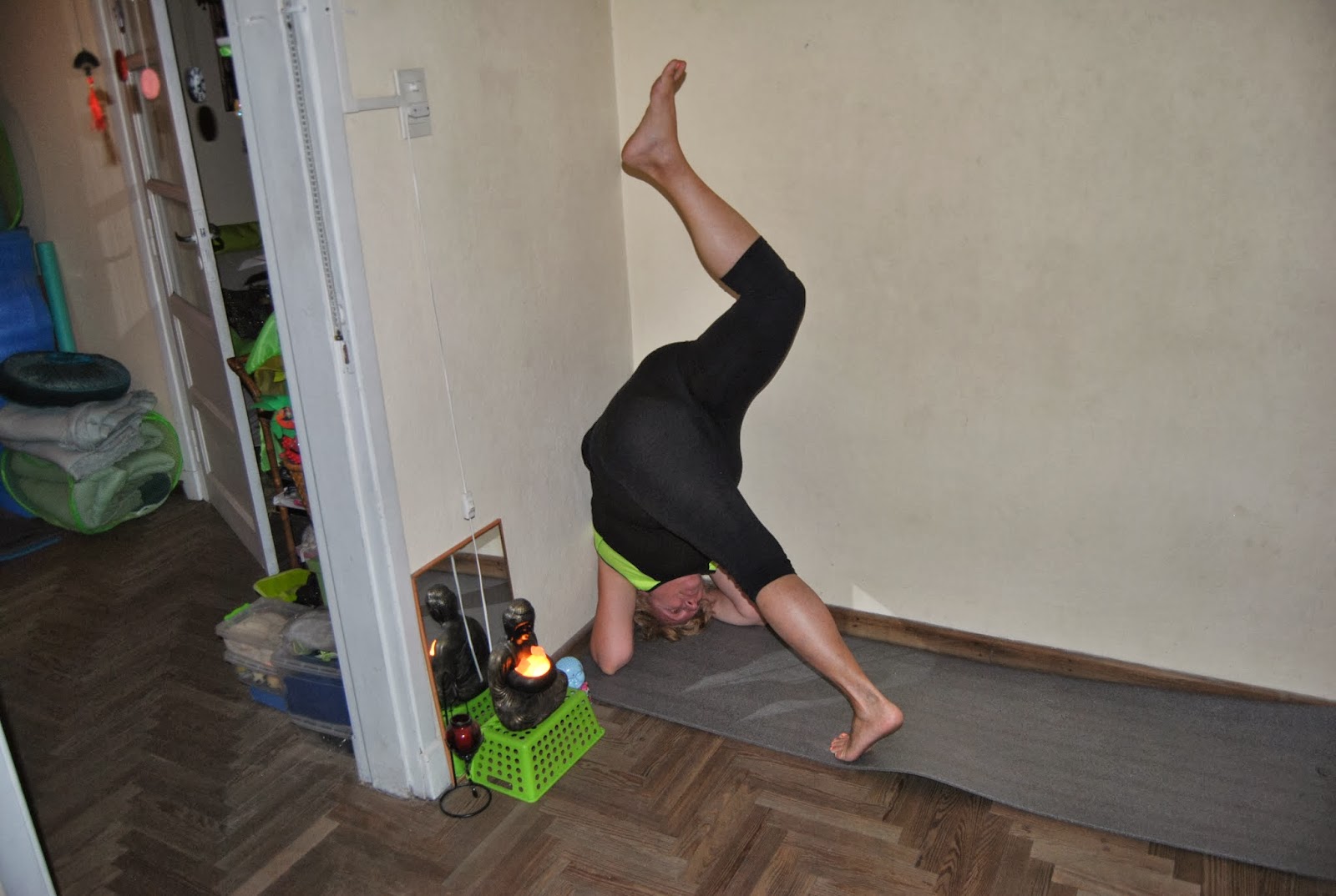 YOGA CON EDITH- ABHIE YOGA: SHIRSHASANA - PARADA DE CABEZA