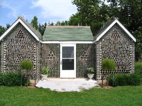 PLASTIC BOTTLE HOUSE - how to construct a house with plastic bottles ...