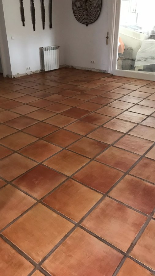 TRATAMIENTO SUELO DE BARRO TONALIDAD CLARA CON ACABADO EFECTO RUSTICO CUERO