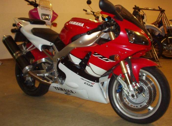 Modified Yamaha R1 2WD