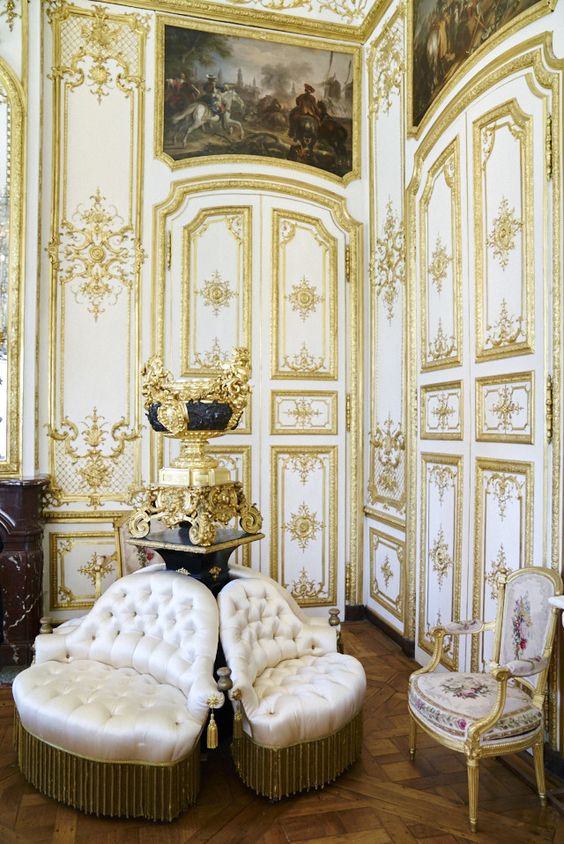 Eye For Design: Decorating With the Borne Settee