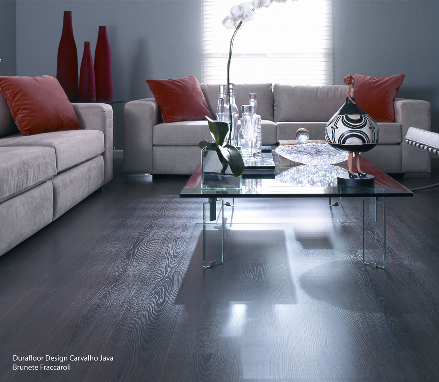 Ateliê Revestimentos: Decoração sofisticada com piso escuro